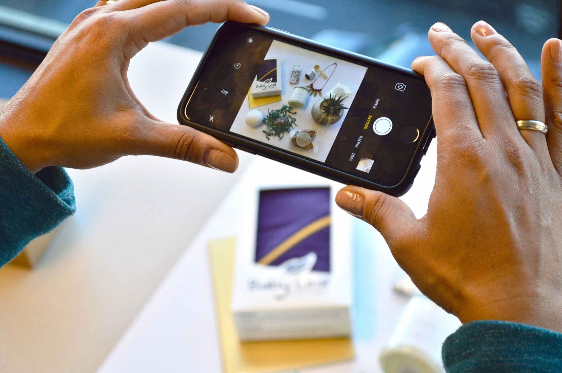 5 Easy Ways to Create Contextual Product Photos - Pixc